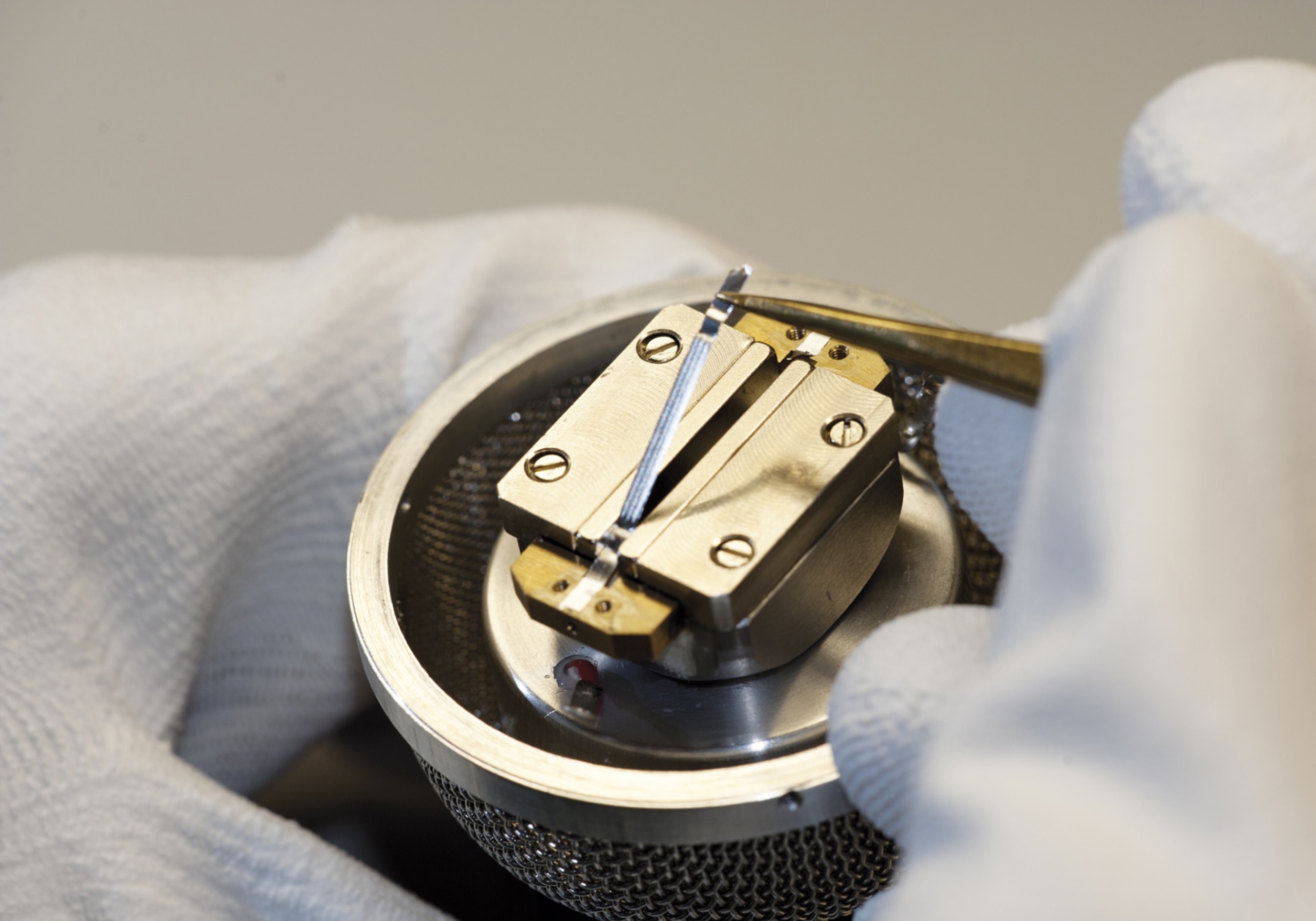 Making a ribbon microphone | beyerdynamic Blog